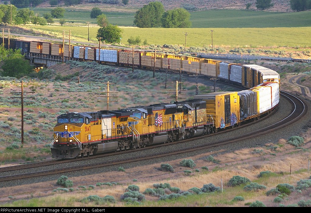 UP AC4400CW 5847 rounds the curve.